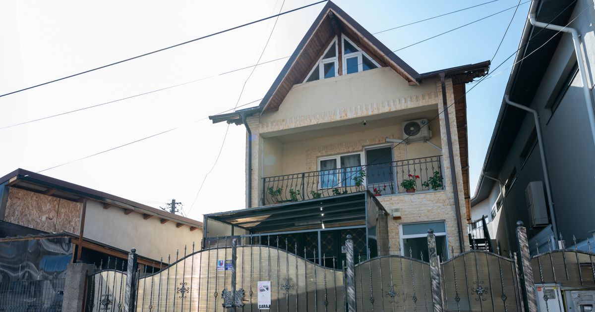 Case de vanzare in Baicoi, zona Ultracentral - THE BLACK SWAN