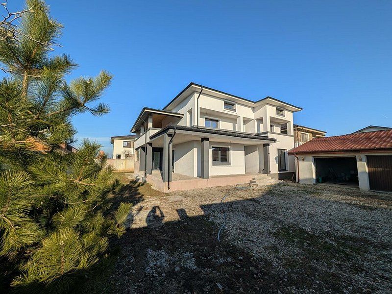 Casa Spatioasa 242 mp Utili si 600 mp Teren - Dragomiresti-Deal ...
