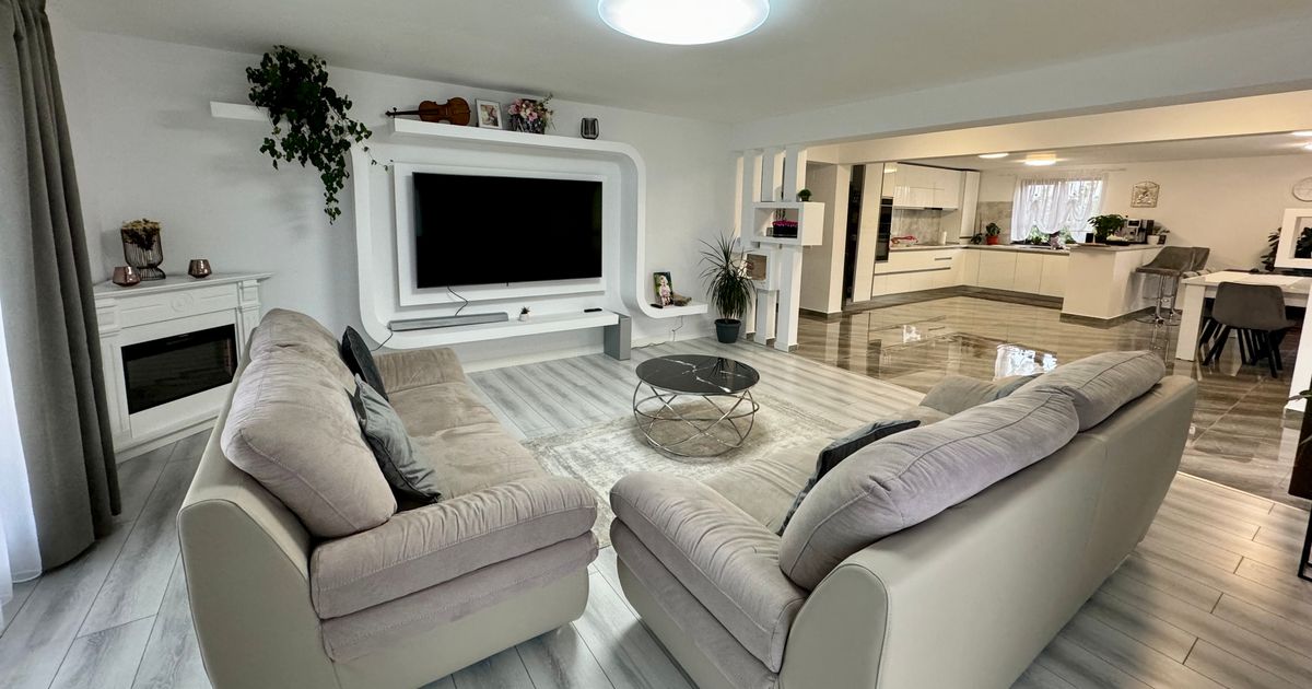 Casa Spatioasa de Vanzare in Ghimbav | Doua Apartamente | Teren 579 mp ...